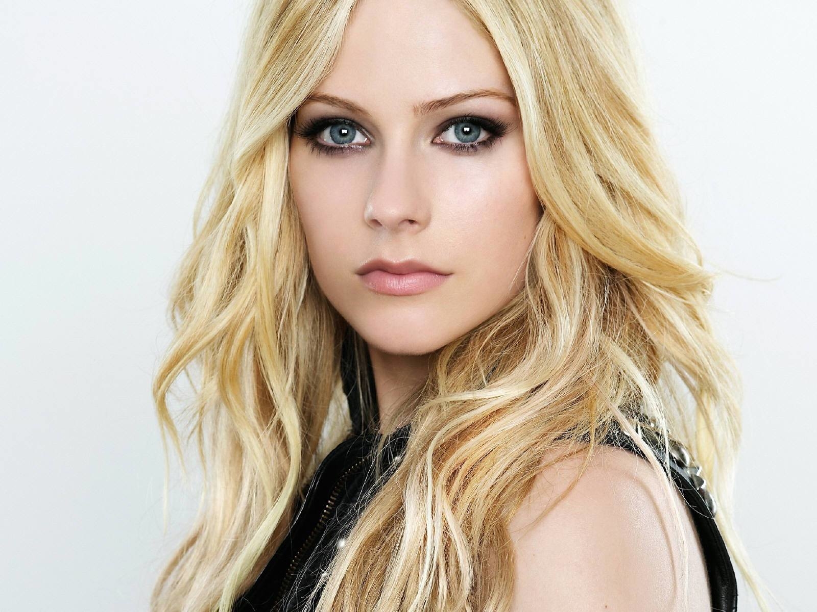 Avril Lavigne تروي تجربتها مع مرضها - Marie Claire Arabia